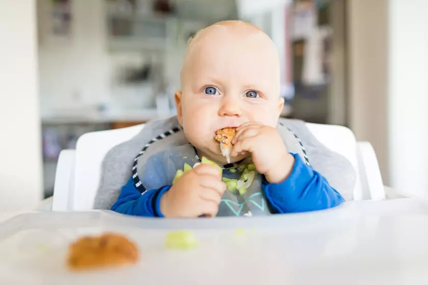 Nalika lan carane bayi sinau kanggo Feed piyambak?