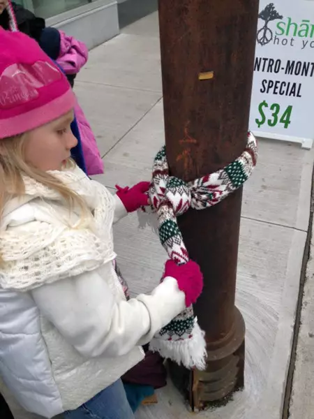 Deti darujú teplé oblečenie Bezdomovci Zimná Kanada Tara Smith Atkins 1