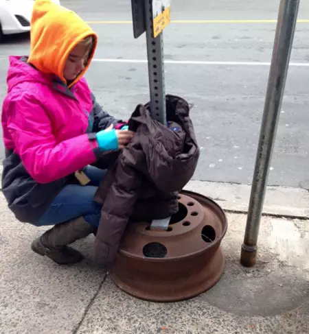Дети Жертвуют Теплую Одежду Бездомным Зимой Канада Тара Смит Аткинс 2
