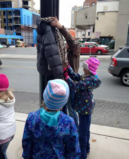 Copiii donează haine calde fără adăpost iarna Canada Tara Smith Atkins 4