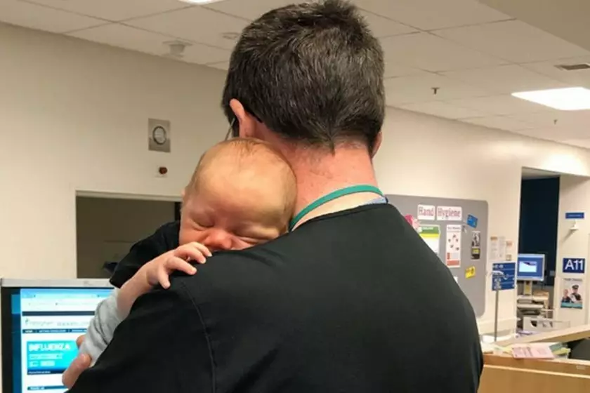 Kleine gebaren die veel waard zijn: een dokter troost een baby terwijl zijn moeder testen ondergaat