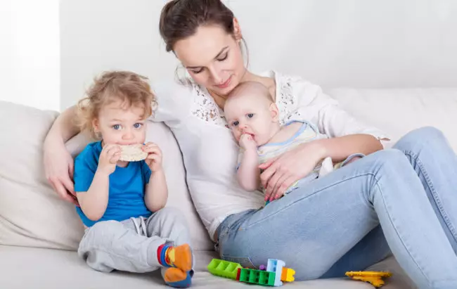 "הספה הלבנה", המסר שמזכיר לנו את הכאוס היקר של הבאת ילדים בבית