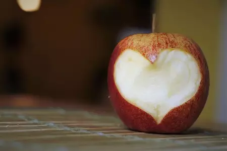 խնձորով կերակրող երեխաներ