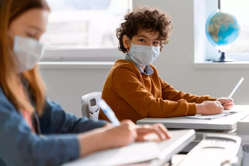 Bambini che hanno paura di togliersi la mascherina: come gestirla