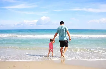 tėvas ir dukra ant jūros kranto
