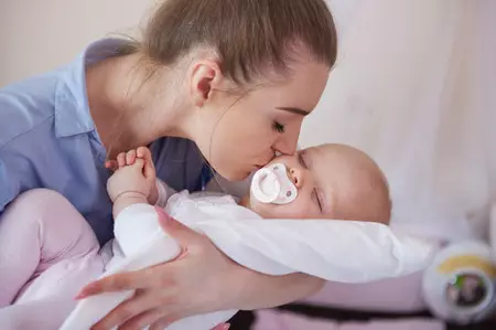 Ene çagany Pacifier bilen öpýär