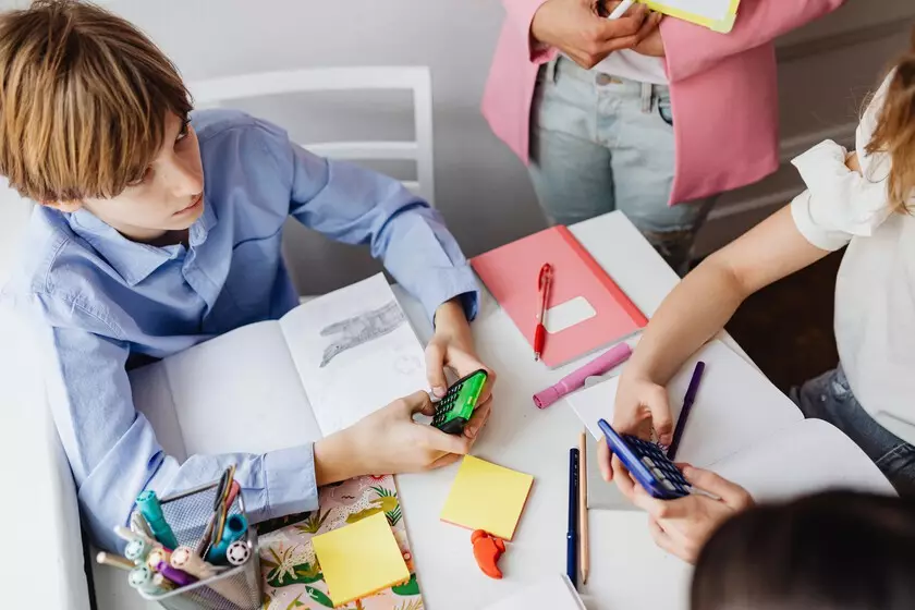 Anak saya terganggu di kelas: mengapa ini dan apa yang bisa saya lakukan?