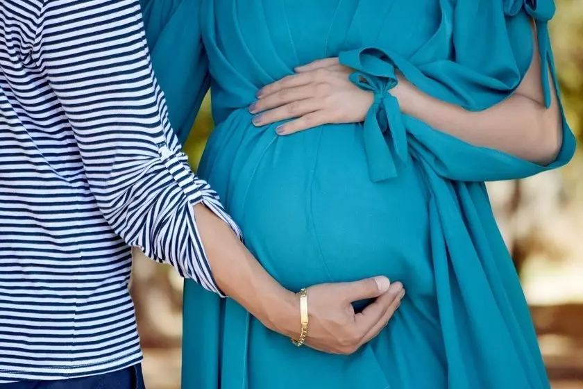तुमची आई किंवा तुमची बहीण तुमच्या बाळाला गर्भधारणा करू शकते: हे असे विधेयक आहे जे नातेवाईकांमधील सरोगसीला परवानगी देते