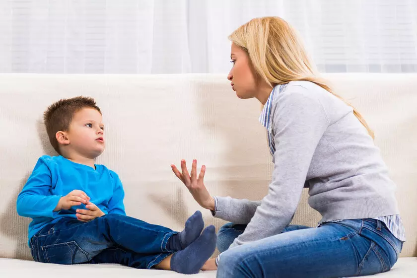 Onderbreekt uw kind gesprekken? Negen tips om hem te leren de draai van het woord te respecteren