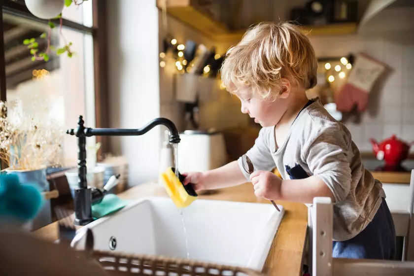 Autonomie in de keuken: de taken die uw kinderen kunnen doen, afhankelijk van hun leeftijd