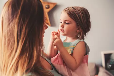 Mutter und Tochter sprechen