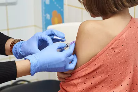 Vaksinimi i një adoleshenti