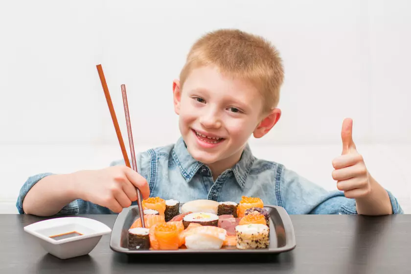 Ehetnek-e gyerekek sushit?Hány éves kortól?: mit kell figyelembe venni, mielőtt felkínálná