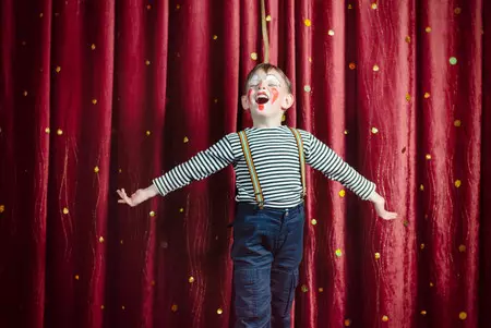 Een jongen op een schoolfeest