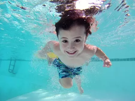 criança na piscina