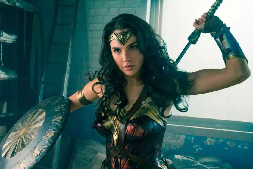 Wonder Woman гендерлік стереотиптерге қарсы сөмкесін алып жүруді қалайтын баланы қолдайды