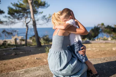 Mãe abraça seu filho