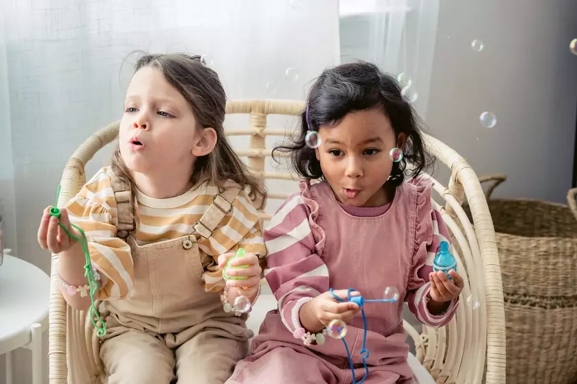 Nege groot voordele vir kinders om pret te hê om seepborrels te blaas