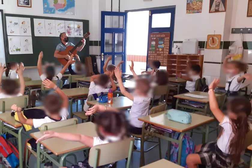 Quand apprendre excite et amuse : l'histoire de Juan González, le professeur qui enseigne à ses élèves au son de la guitare