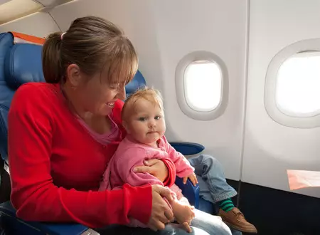 bébé dans l'avion