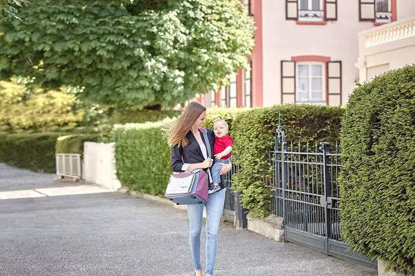 Os itens essenciais que você deve manter na bolsa do carrinho do seu bebê ao sair de casa