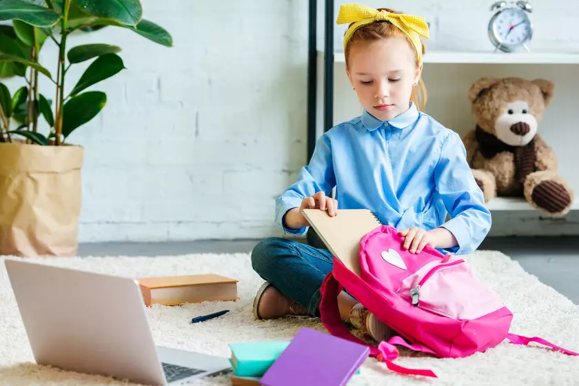 Rutinitas sekolah: tugas apa yang harus dilakukan anak Anda sesuai dengan usia mereka dan bagaimana mendorong otonomi mereka di sekolah dan perguruan tinggi