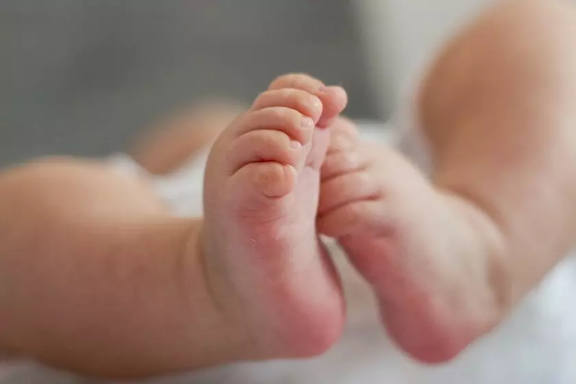 Beyin ölümü gerçekleşen annesinin rahminde iki ay kalan bebek dünyaya geldi.