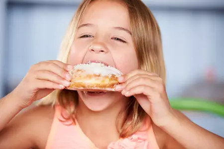 دختر در حال خوردن شیرینی