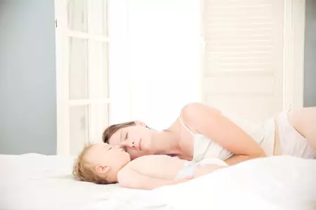 bébé dort avec maman