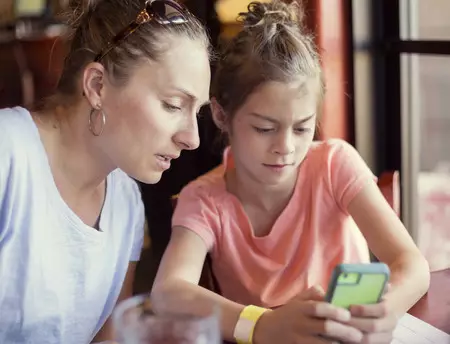 Mamm-léiert-hir-Duechter-ze-Uruff-um-Telefon