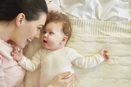 Beba se smiješi mami