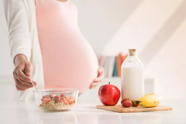 24 najbolj priporočenih živil med nosečnostjo, ki pa so vedno koristna