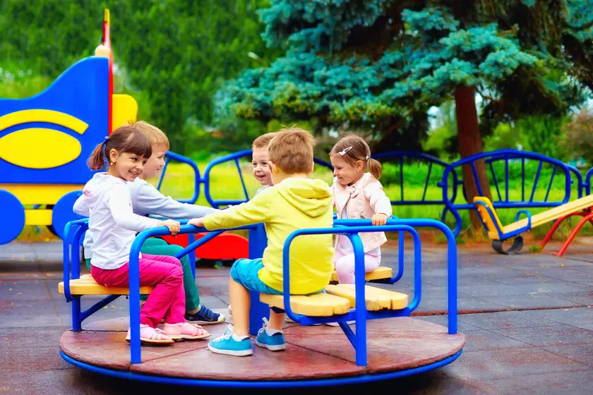 Samewerkende spel in die kinderjare: wanneer begin kinders met ander speel en watter voordele bring dit tot ontwikkeling?