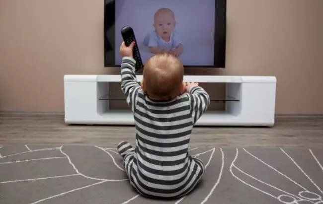 คุณเปิดเสียงทีวีสูงเกินไปหรือไม่? อาจส่งผลต่อพัฒนาการการพูดของลูกน้อย