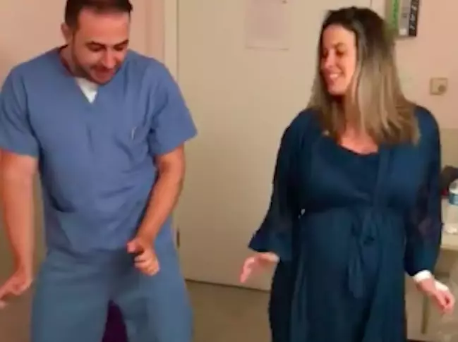 O obstetra que baila coas nais durante o parto para axudar a dar a luz aos seus bebés