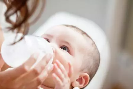 Hoeveel melk moet je baby drinken?
