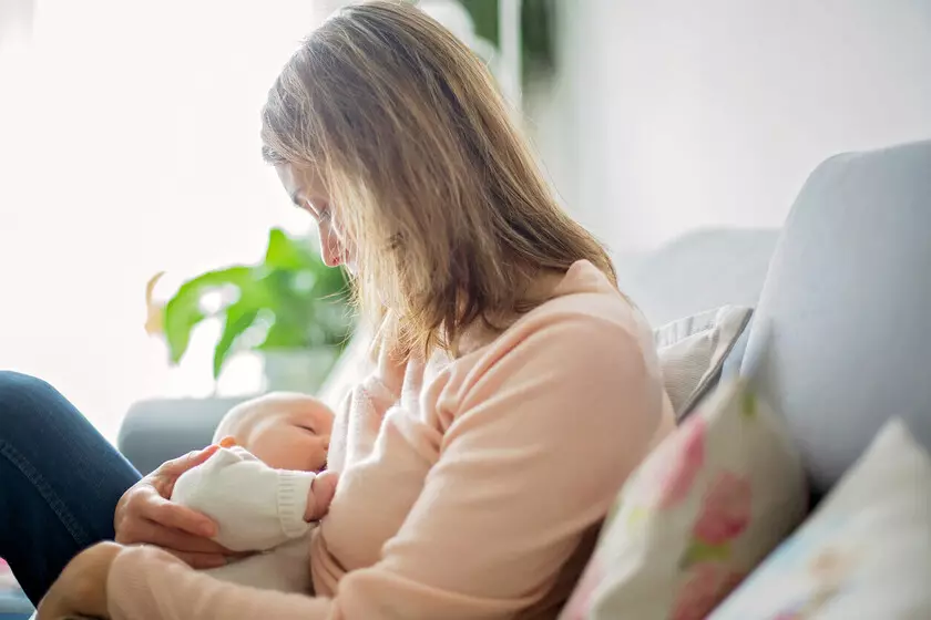 Les mares vacunades contra la Covid transmeten anticossos als seus nadons a través de la llet materna