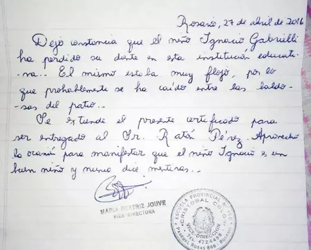 La belle lettre du directeur de l'école au Ratoncito Pérez après qu'un enfant a perdu une dent dans la cour de récréation