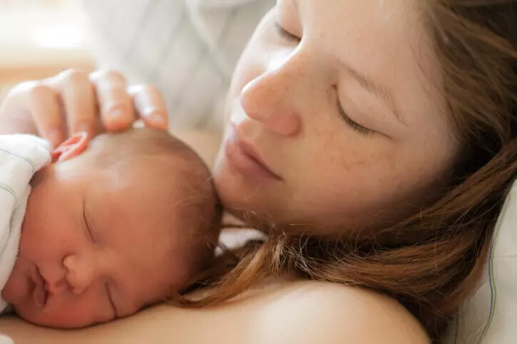 Nieuwe moeders die het huis niet verlaten met hun baby's: waarom het kan gebeuren en wat te doen in dit geval