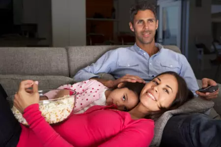 La famiglia guarda la TV di notte