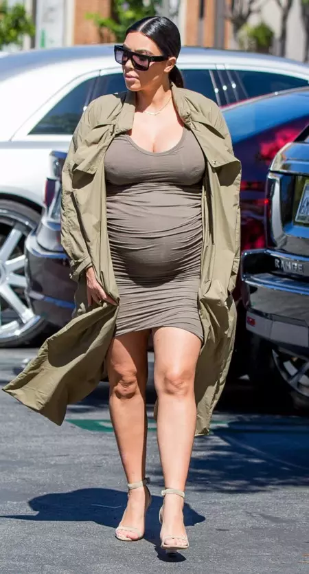 Kim Kardashian ကိုယ်ဝန်ရှိစဉ် ဘယ်လိုဝတ်ရမလဲ 15787_11