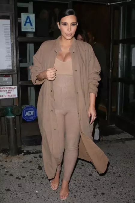 Kim Kardashian sareng kumaha henteu pakéan nalika kakandungan 15787_14