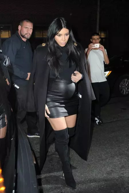 Kim Kardashian en hoe net te kleden yn 'e swierens 15787_18