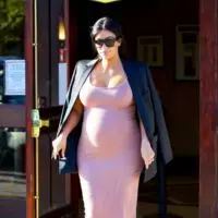Kim Karsashian ชุดคลุมท้องสีชมพู