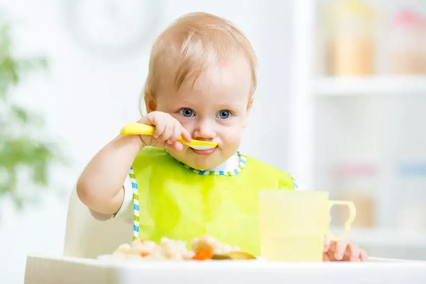 How to teach the baby to use cutlery: not forcing and patience are the key