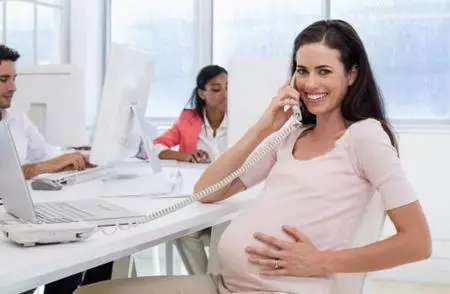 เมื่อใดที่จะประกาศการตั้งครรภ์ในที่ทำงาน?