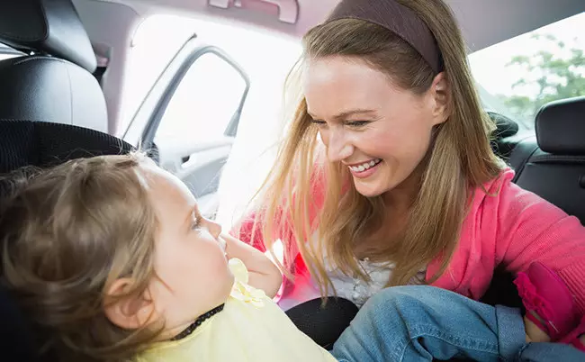 Sept (fausses) croyances qui poussent de nombreux parents à ne pas choisir un siège auto dos à la route pour leurs enfants