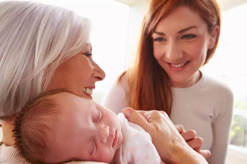 The beautiful story of the neighborhood community that learned sign language upon learning that the new baby was deaf