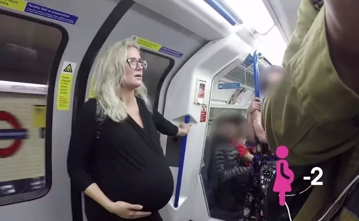 Only six out of ten travelers give up their seat to a pregnant woman: don't act distracted