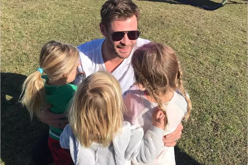 Ass laang Hoer just fir Meedercher? Si kritiséieren d'Elsa Pataky an de Chris Hemsworth well hir Jongen laang Hoer hunn